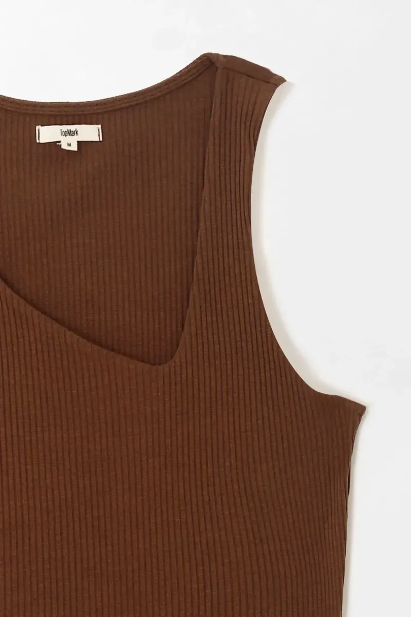 Camiseta café manga sisa para mujer